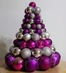Kerstboom van lila en zilveren kerstballen