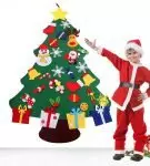 Christmas tree ng mga bata na may nadama na mga laruan