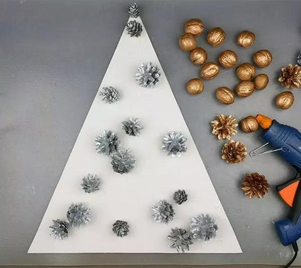 Silver cones sa isang carton triangle.