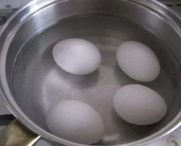 Kippeneieren in een steelpan met water
