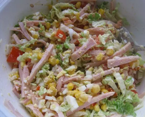 Saber salat med skinke og majs i en stor skål