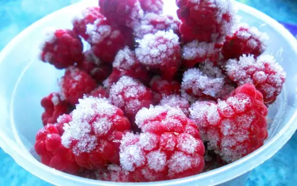 Raspberries waliohifadhiwa katika bakuli