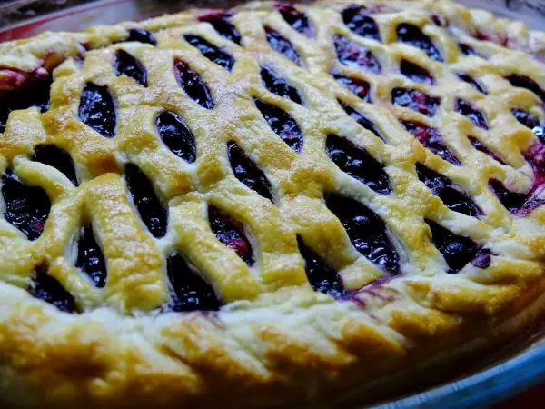 Tayari pie na raspberry na blueberries kutoka pastry puff