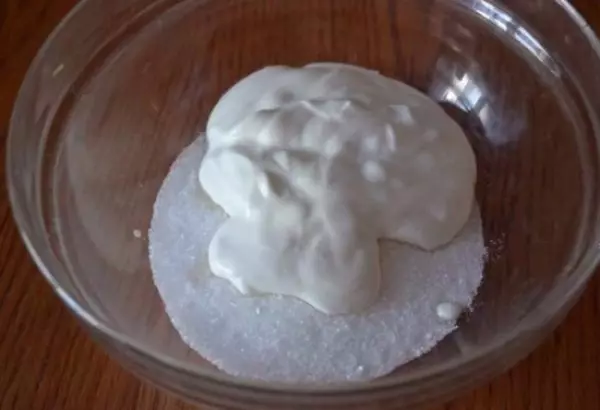 Krim asam dan gula dalam mangkuk