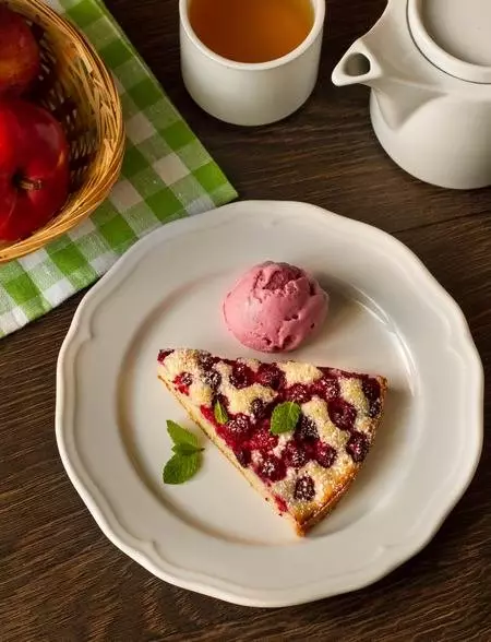 Sepotong kue biskuit dengan raspberry