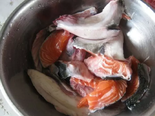 Franxas de salmón nun bol