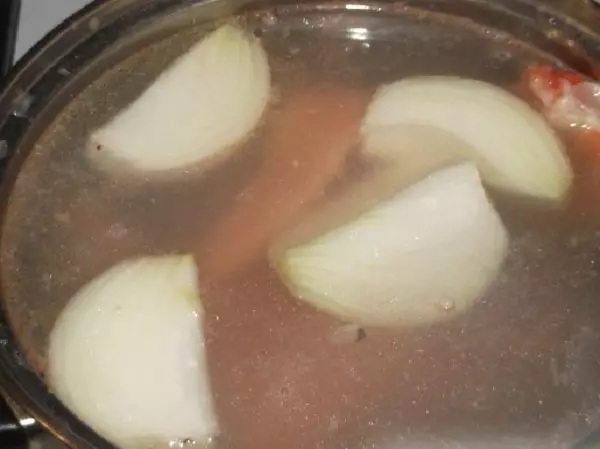 Cebola e ósos salmón en caldo