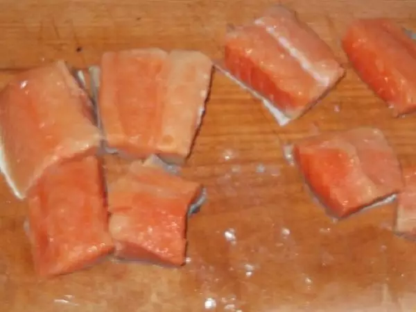 सॅल्मन च्या slices.