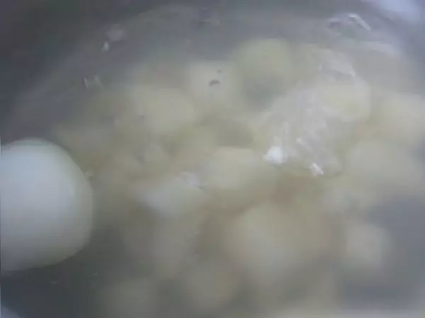 पाणी मध्ये बटाटे आणि bulbbs