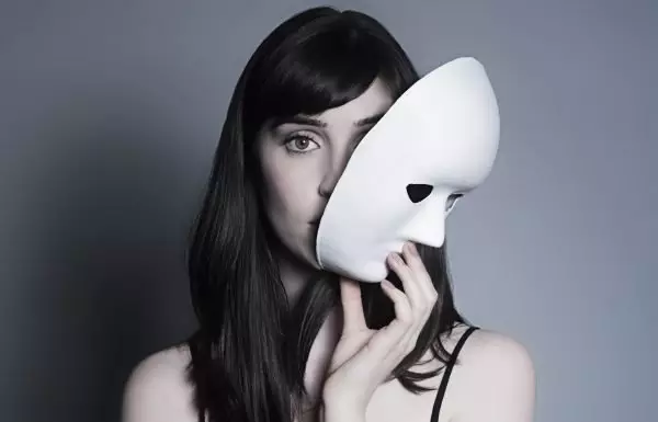 Gruaja shoots maskë