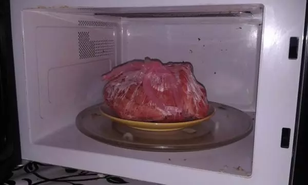 Carne congelată în cuptor cu microunde