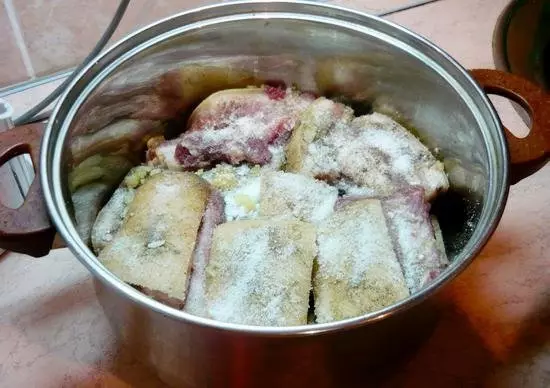 Salo σε μια κατσαρόλα με φλοιούς αλάτι και κρεμμύδι