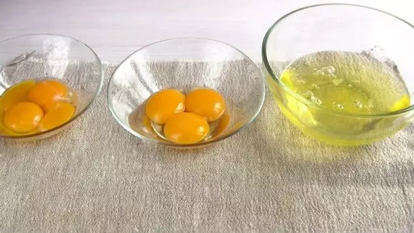 Ekorn og eggeplommer i boller