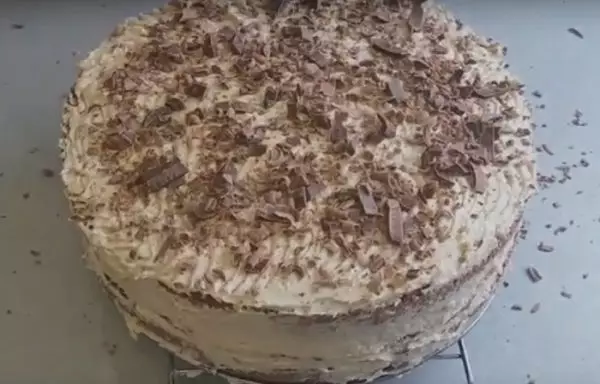 Kek siap dengan krim halva