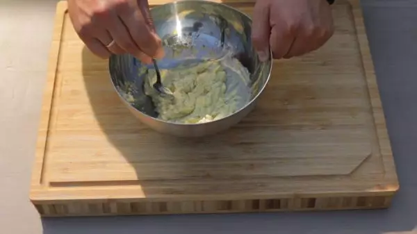 הכנת רוטב חמאה, זנגביל וסיד במיכל מתכת קטן