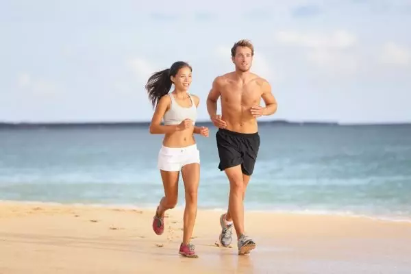 Čovjek i žena trče