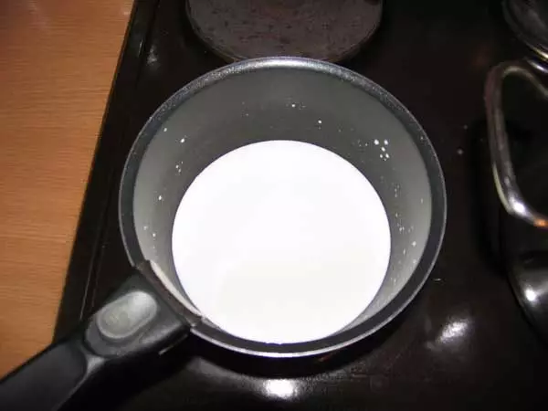 Gelyke melkproduk verhit op die stoof