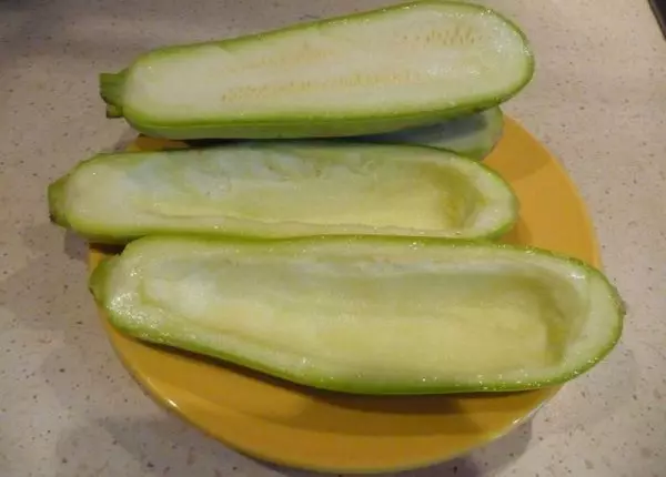 Preparazione di zucchine prima del ripieno dei segnalibri