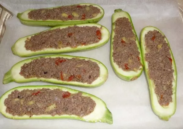 Zucchini კატარღები ივსება ხორცის minced ხორცი
