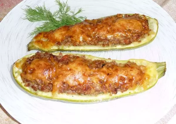 Zucchini karo daging lan keju cincang ing piring