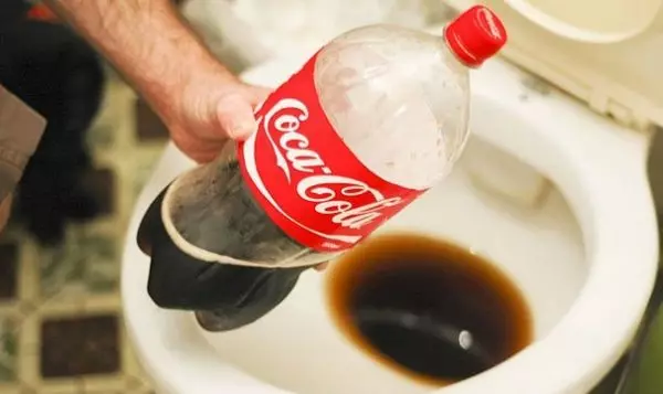 Flaske Cola over toalettet