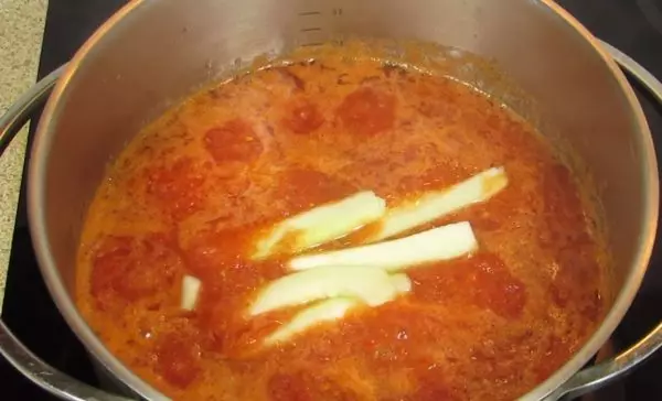 Rebanadas de calabacín en pasta de tomate.