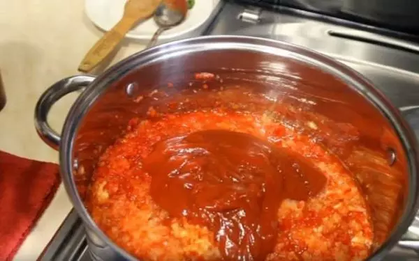Añadiendo pasta de tomate a icra