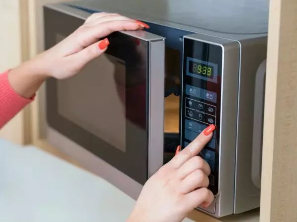 Menghidupkan oven microwave