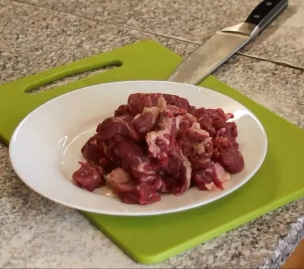 सॉस के लिए कटा हुआ मांस
