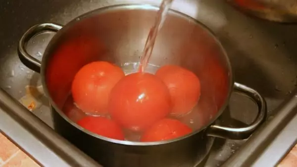Tomaatit kiehuvassa vedessä