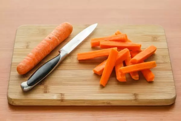स्टोरेज करून चिरलेला गाजर