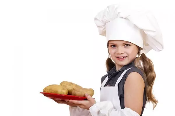 Mergina su virtomis bulvėmis ant plokštės