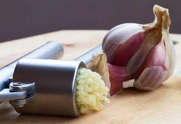 Garlic e fetisitse ka har'a boralitaba