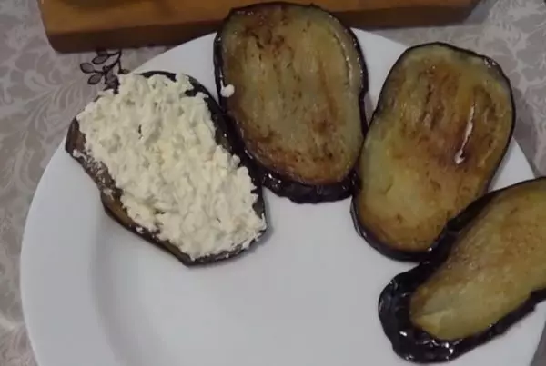 Eggplant sneiðar undir osti sósu