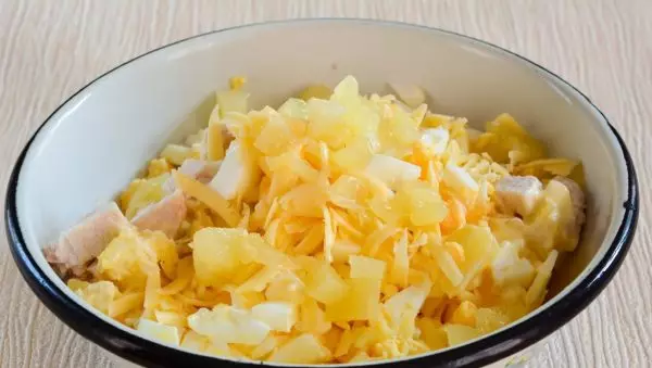 Ingrediencoj por kokida salato kun maizo en la fera bovlo