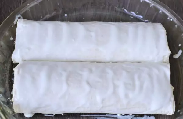 Potong pada 2 bahagian roll of nipis pita dalam bentuk kaca untuk baking