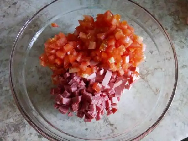 切片新鮮的西紅柿和立方體和香腸產品