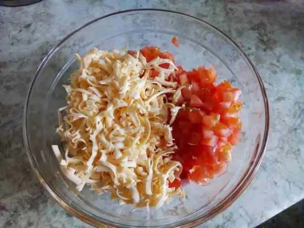 Friza solida fromaĝo en vitraj tankoj kun tranĉaĵaj tomatoj kaj kolbaso