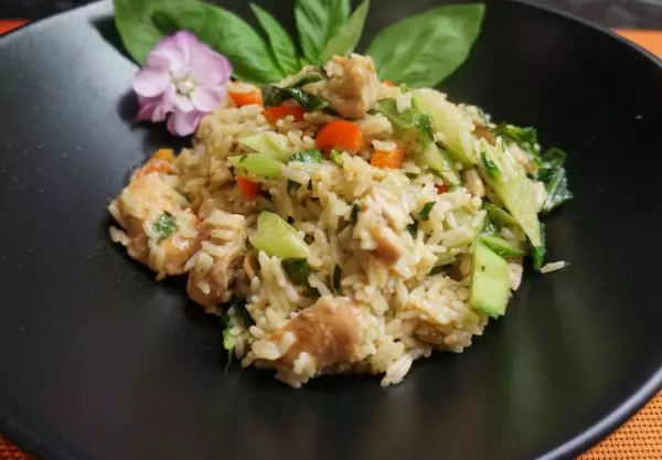 Azijska kuhinja: Najboljši recepti s fotografijami, vključno Raman, Cuched Chicken, Curry, Panir, Juha Tom-Pit, Kung Pao Chicken 4513_9