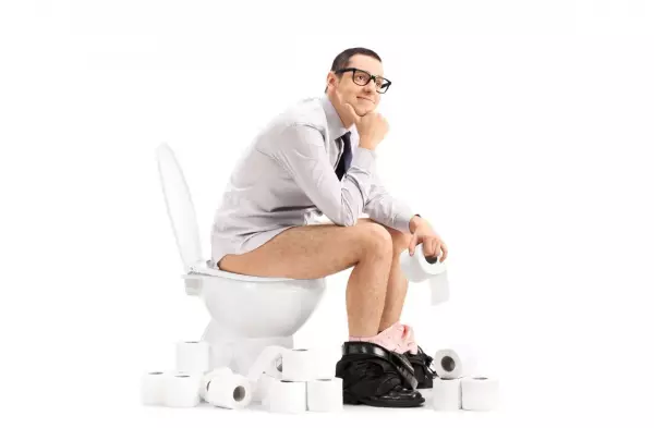 Bărbat pe toaletă