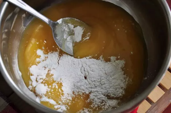 Pagdaragdag ng harina sa tsaa at honey mixture.