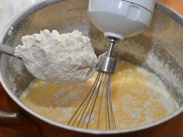 Menambahkan tepung ke adonan untuk karpet pedas