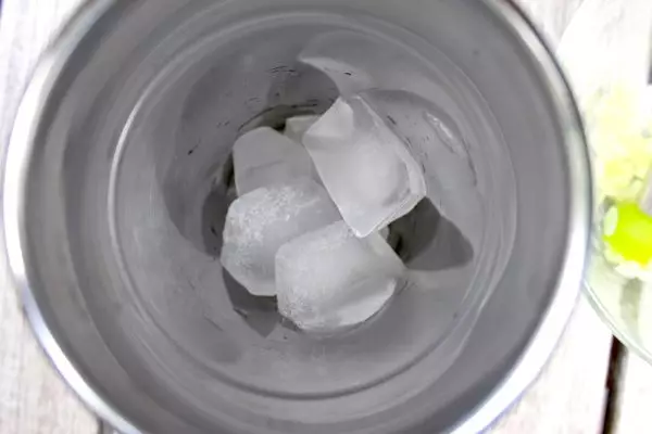 Cubitos de hielo en licuadora