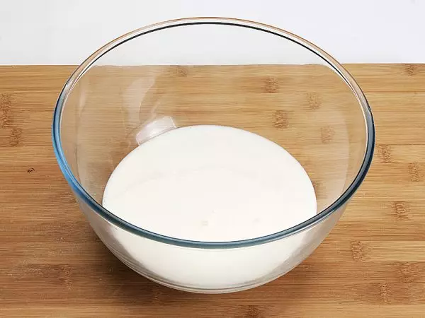 Kefir en un bol de vidrio
