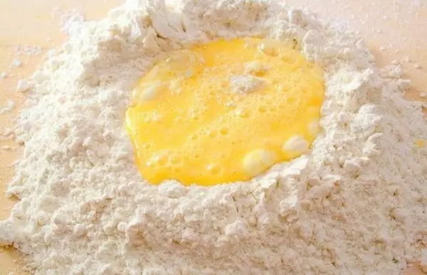 Campuran telur dalam pendalaman slaid tepung