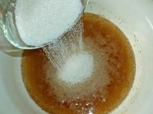 Mencampurkan air garam dengan gula