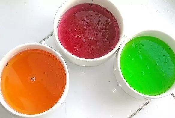 Jelly anu multicolored dina kamampuan leutik dina permukaan bodas