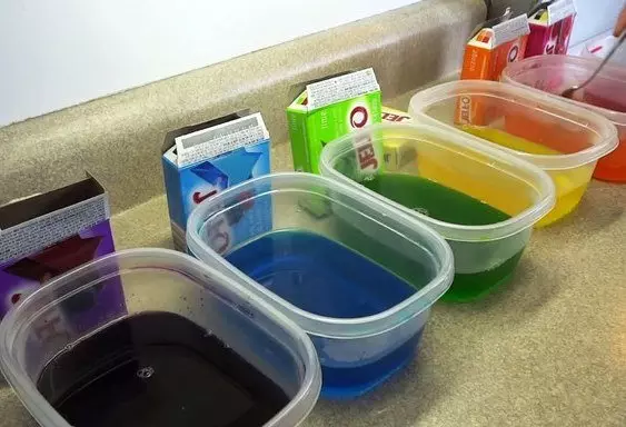 Ширээн дээр тусдаа саванд янз бүрийн өнгөт вазел