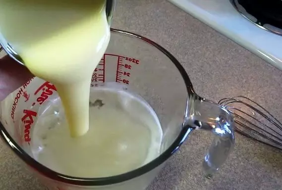 Preparazione del riempimento per la torta dal latte condensato