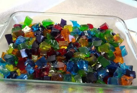 Forme de verre avec des morceaux de gelée multicolore
